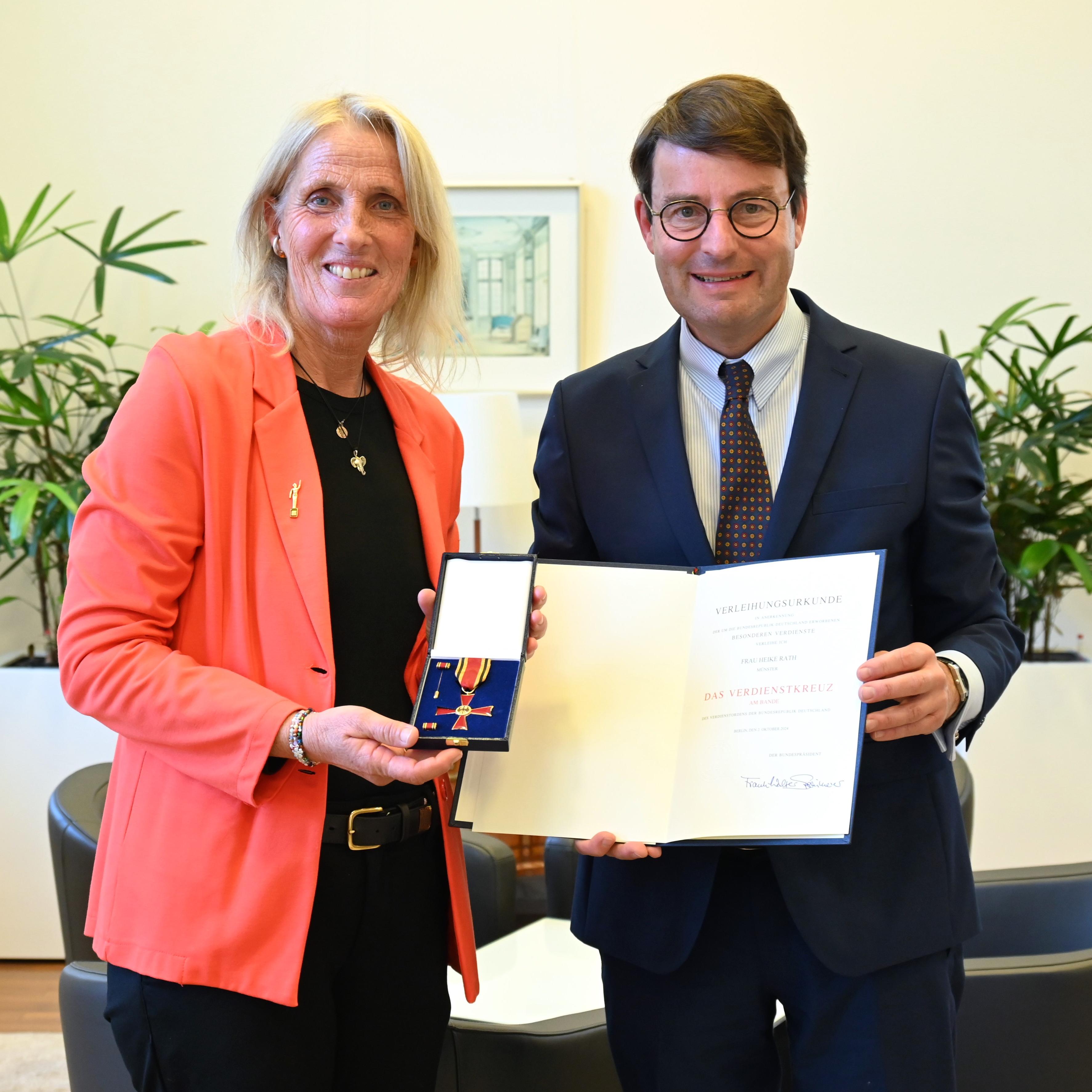 Regierungspräsident Andreas Bothe verleiht Bundesverdienstkreuz ...